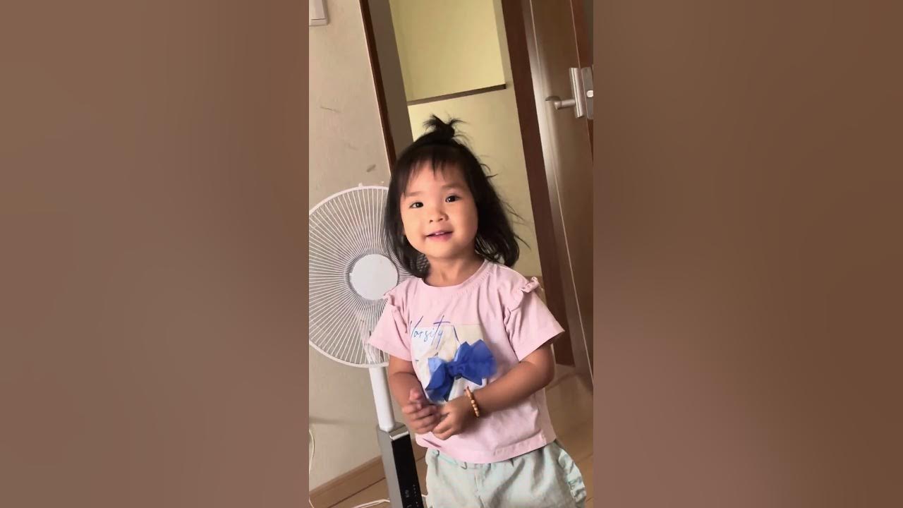 Hôm trc ốm ko chịu chơi với nói.nay khoẻ nói nhiều Ba la nha.( bé phân biệt điều hoà hỏng và đẹp ...