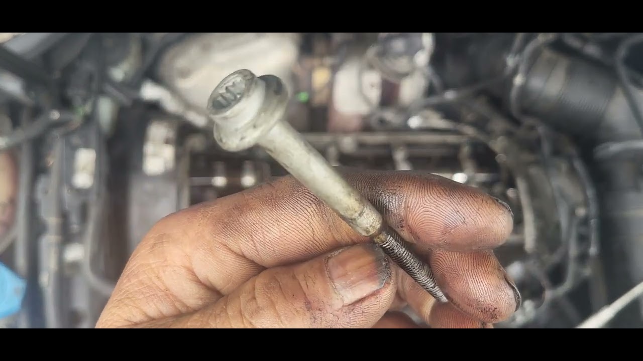 problem fuel injectors /bolt holder snapped volkwagen golf 12 - YouTube