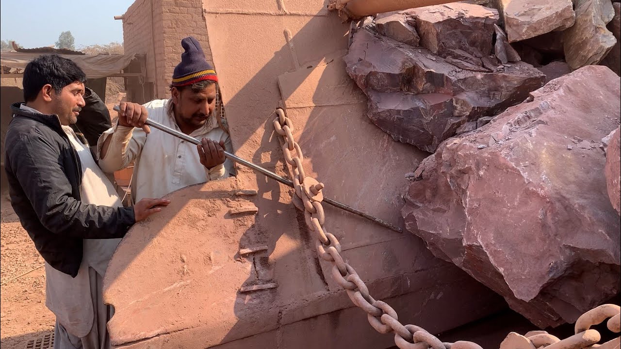 One OF WORLD"S LAREGST ROCK JAMMED THE STONE CRUSHER BIG ROcK CRUSHING ...