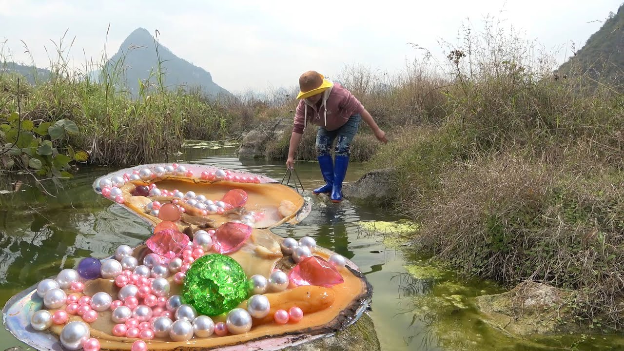 👑🎁🎁 This beautiful woman discovered a huge clam and was very excited ...