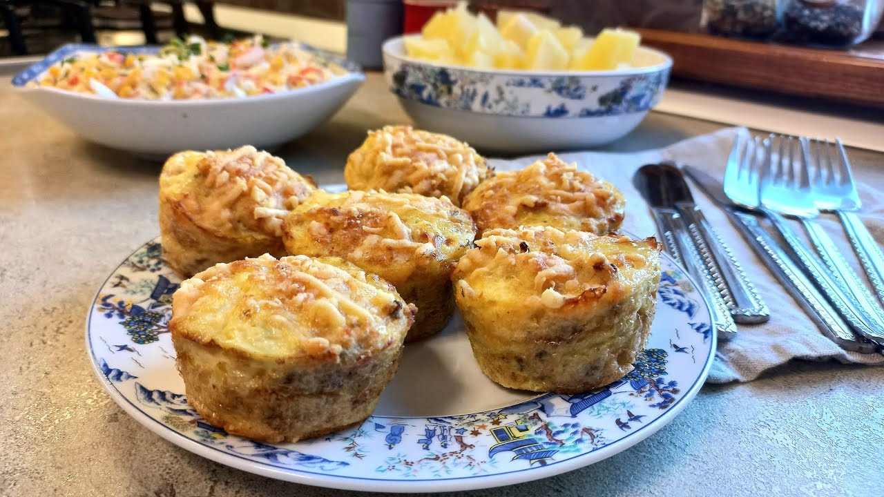 Рибні мафіни, салат з крабовими паличками Fish muffins, salad with crab ...