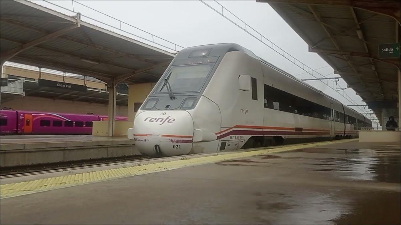 Espectacular cruce de 3 trenes en Ciudad real ( Series: 112, 599 y 102) - YouTube