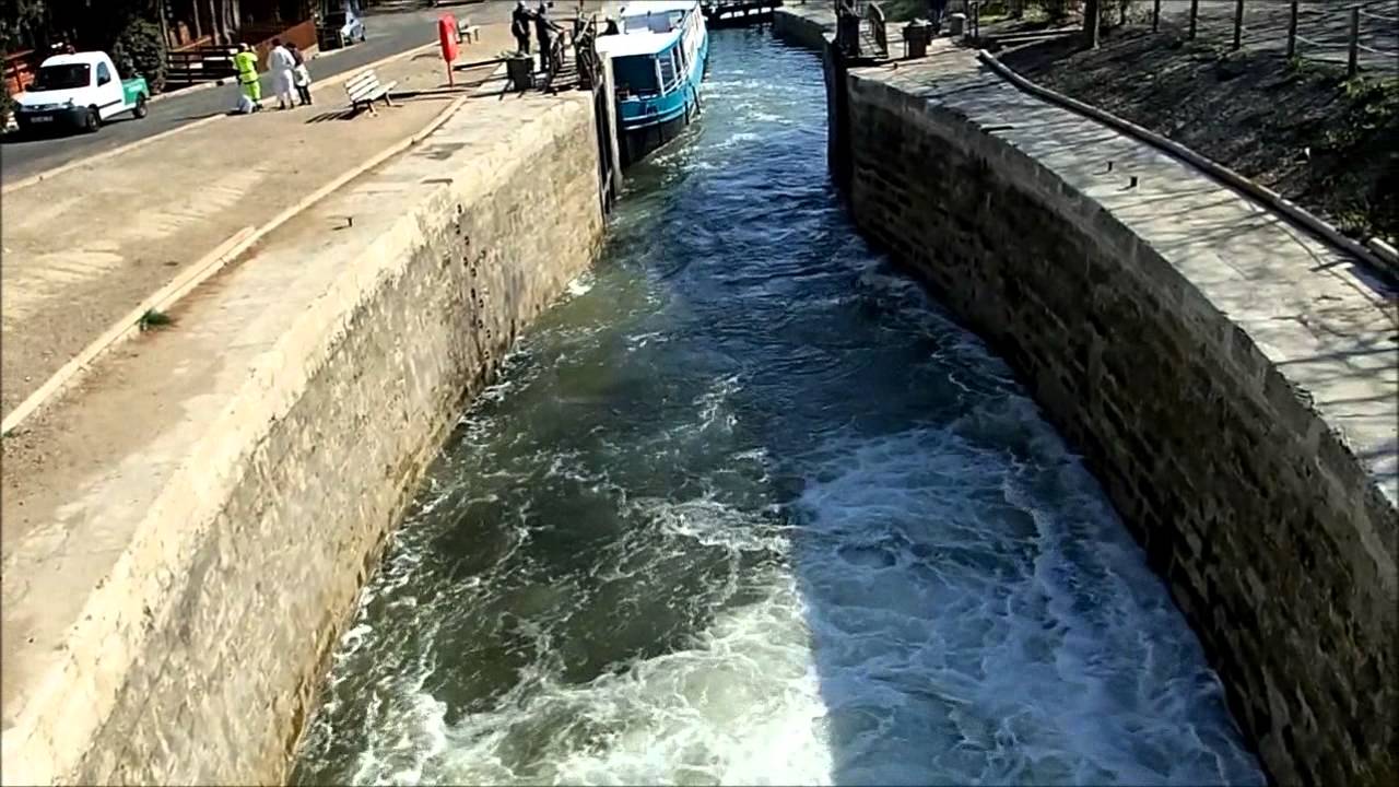 Comment fonctionnent les neuf écluses de Fonseranes a Béziers - YouTube