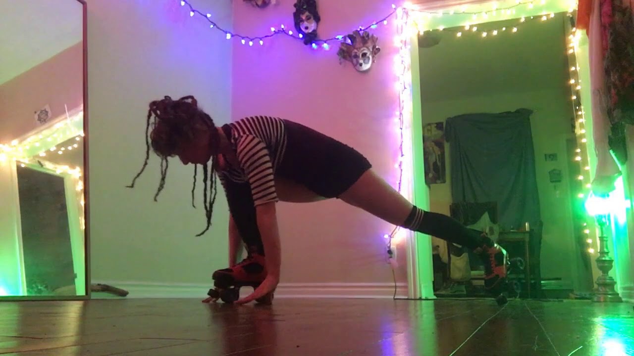 Lunge & Splits on Roller Skates - Yoga à roulettes spécial Fentes - YouTube