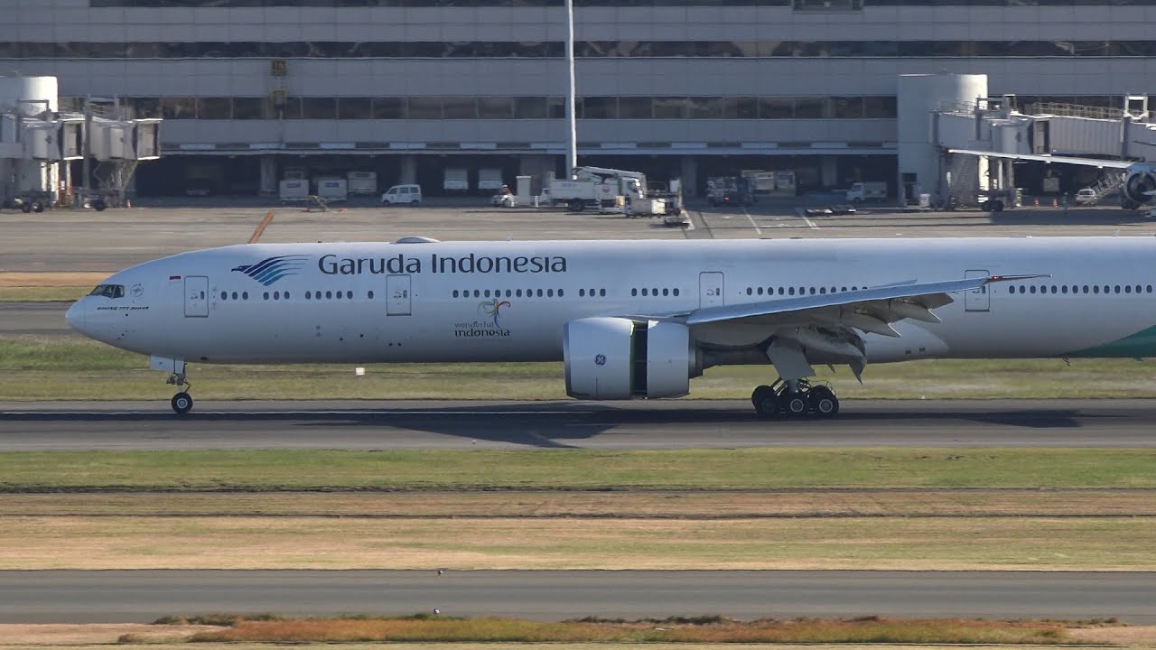 Garuda Indonesia Boeing 777-300ER PK-GIF Landing at HND 34L - YouTube