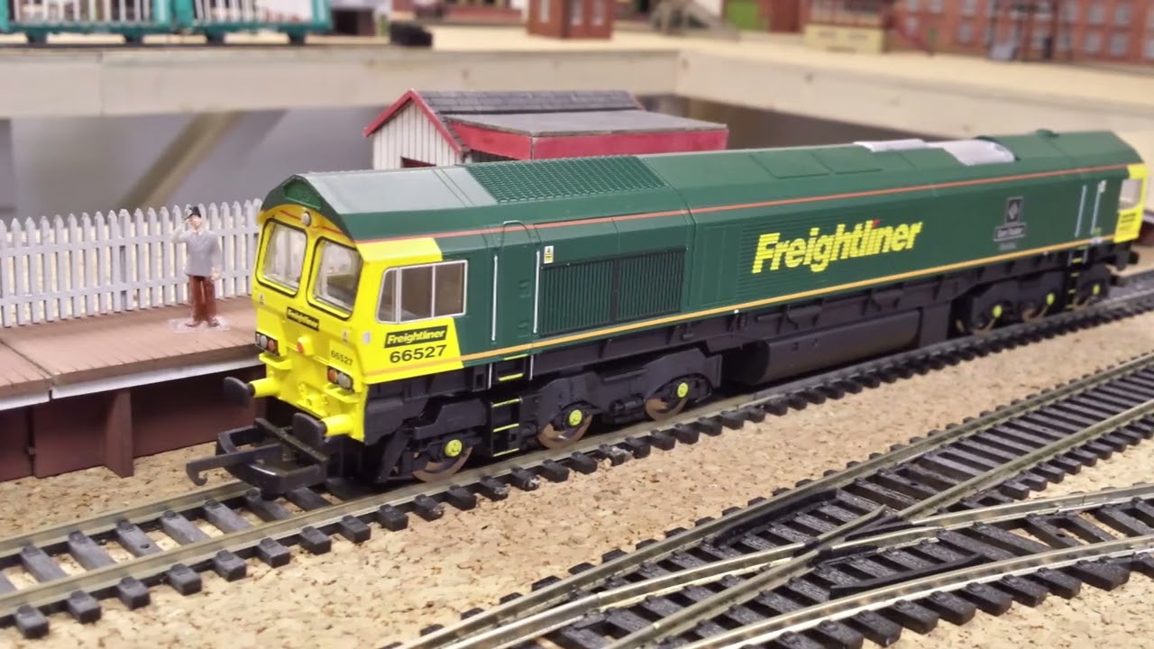 LIMA L205059 Frieghtliner Class 66 'Don Raider' 66527 L44012 - YouTube