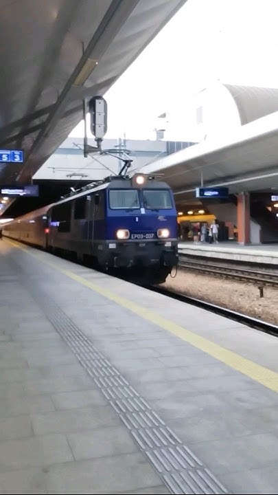 odjazd pociągu intercity Porta Moravica EP09-037 ze stacji Kraków Główny - YouTube
