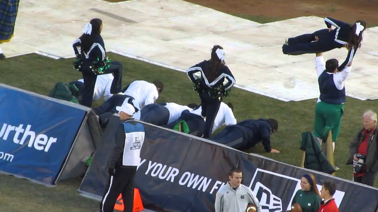 The Notre Dame mascot and cheerleaders do pushups - YouTube