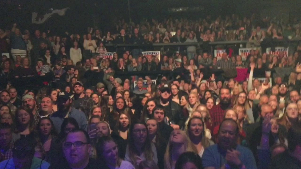 Crowd Chants "Let's Go Buffalo" At Sold Out Kelsea Ballerini Show In ...