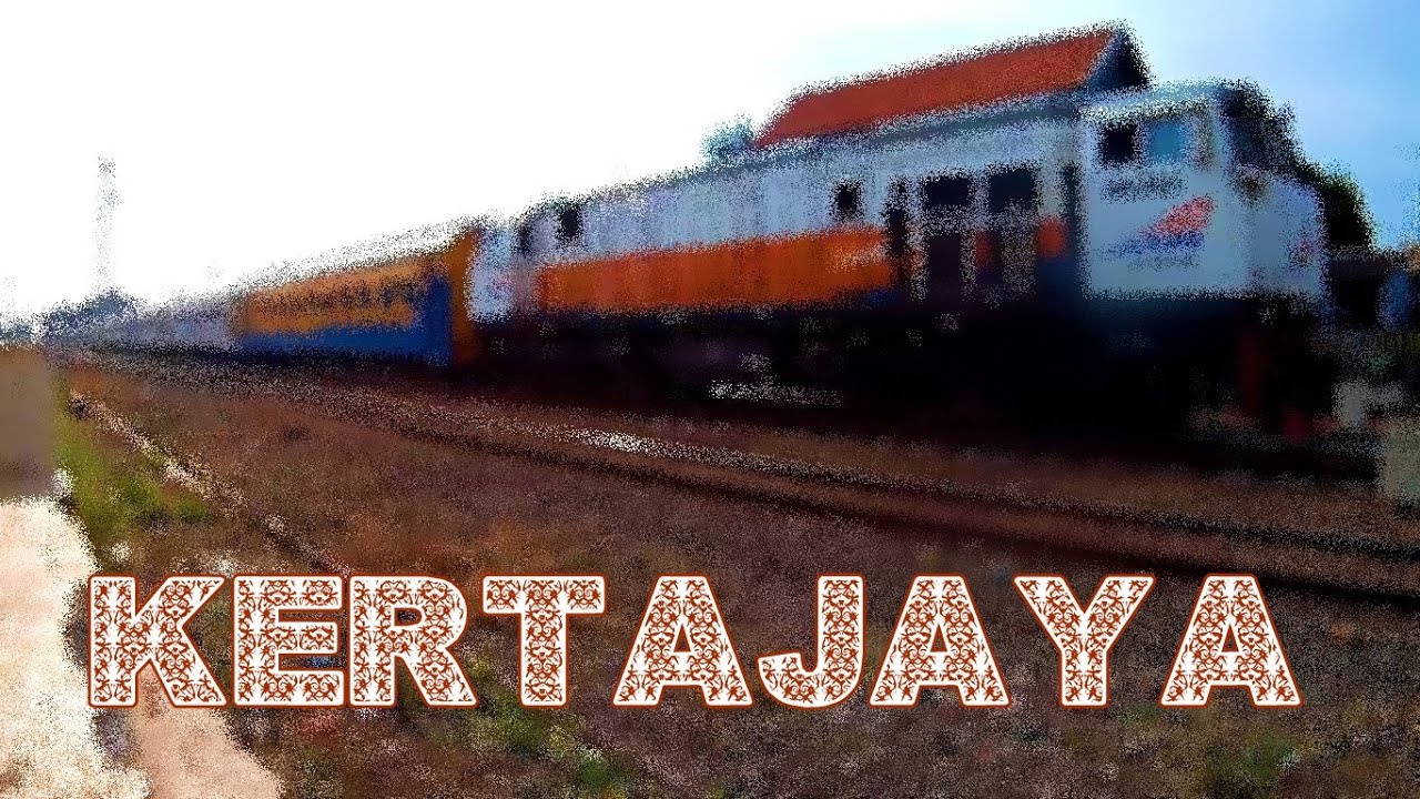Kereta Api Kertajaya Reguler dengan Rangkaian Panjang Melintas di ...