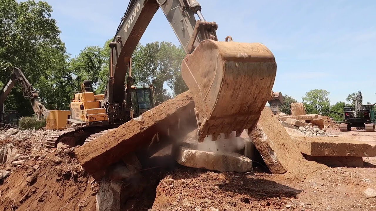 Caterpillar 345 & Volvo 700 excavators digging - YouTube
