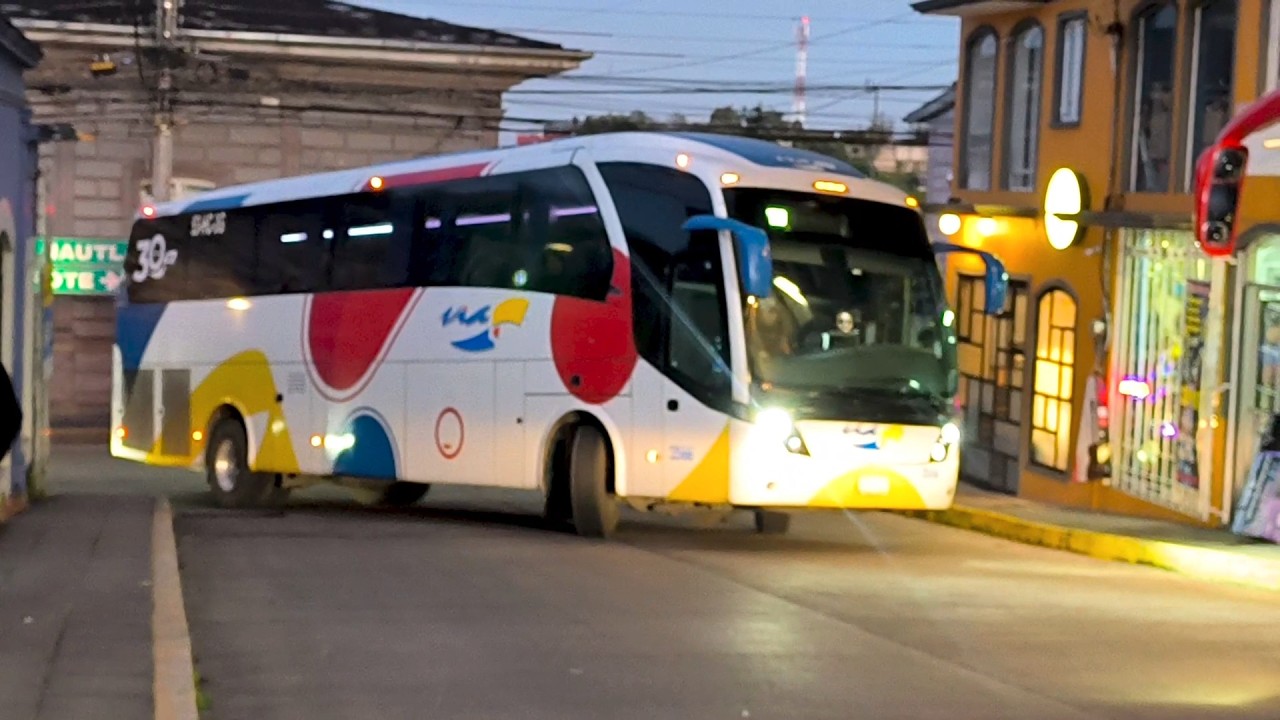 ADO Volvo 9800 y VIA Irizar i5 finalizando y emprendiendo viaje ...