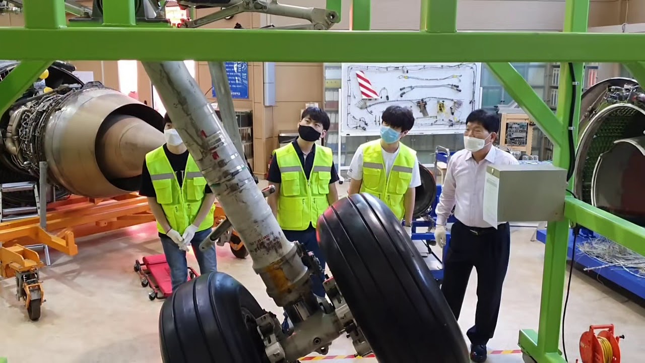 B737 Main Landing Gear Operational(2/2) - YouTube