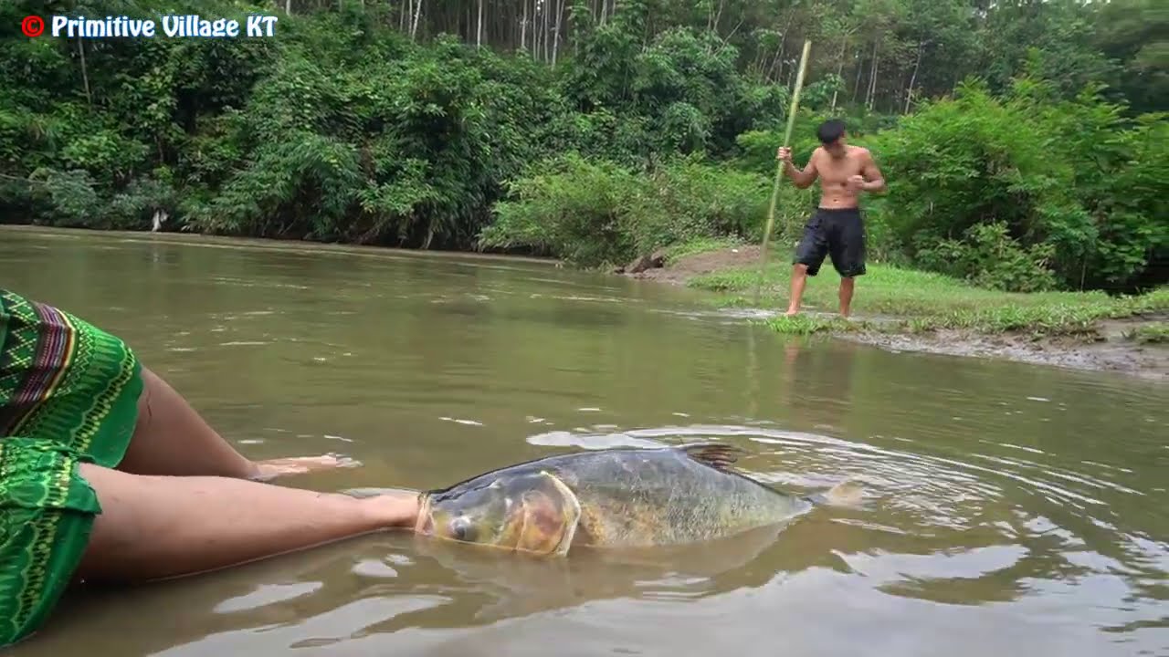 Survival Skills: Big Fish attack Girl - Aboriginal Guy Save from Big ...