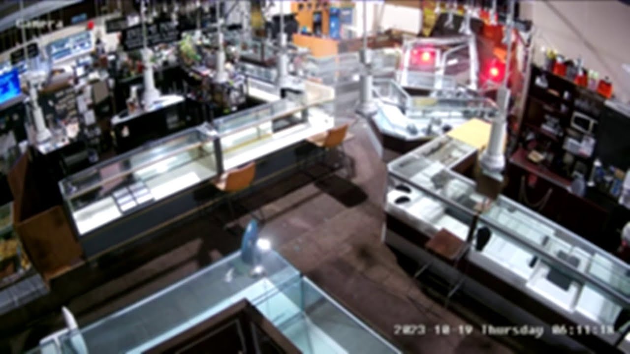 WATCH: Thieves back truck through front doors of Aventura jewelry store ...