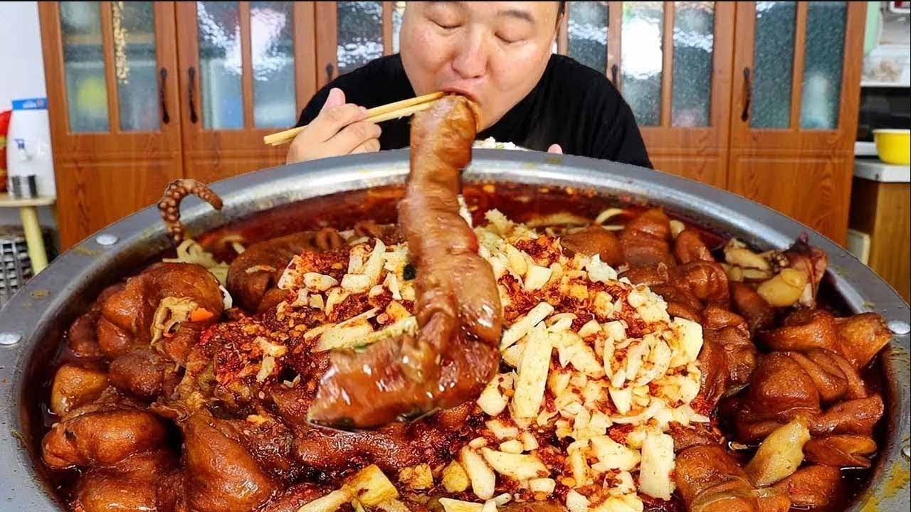 15 catties of fat sausage, Ah Qiang makes boiled fat sausage, one bite ...