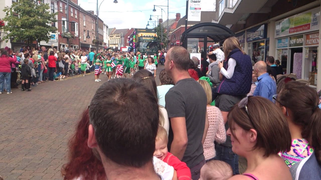 TKT cheer leading at Hinckley Carnival 2014 - YouTube