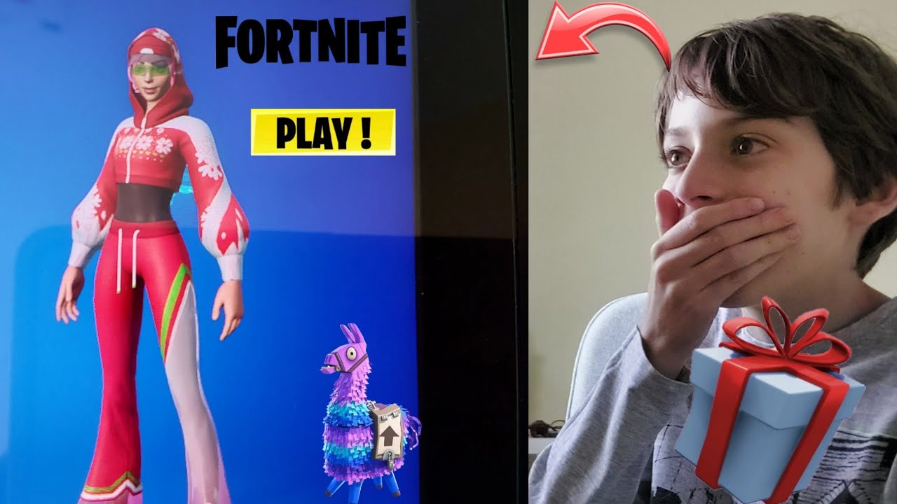 je teste le premier skin de Noël gratuit sur fortnite - YouTube