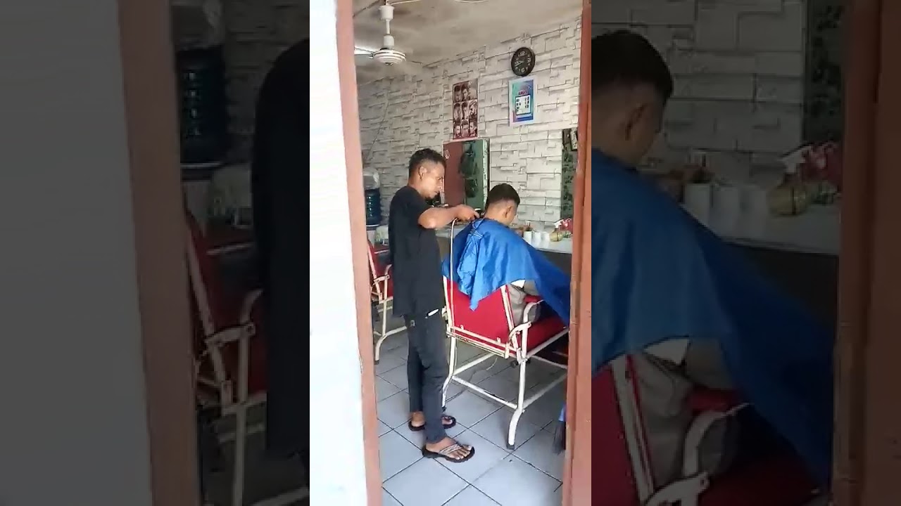Pangkas rambut ujang leutik asgar(2) - YouTube