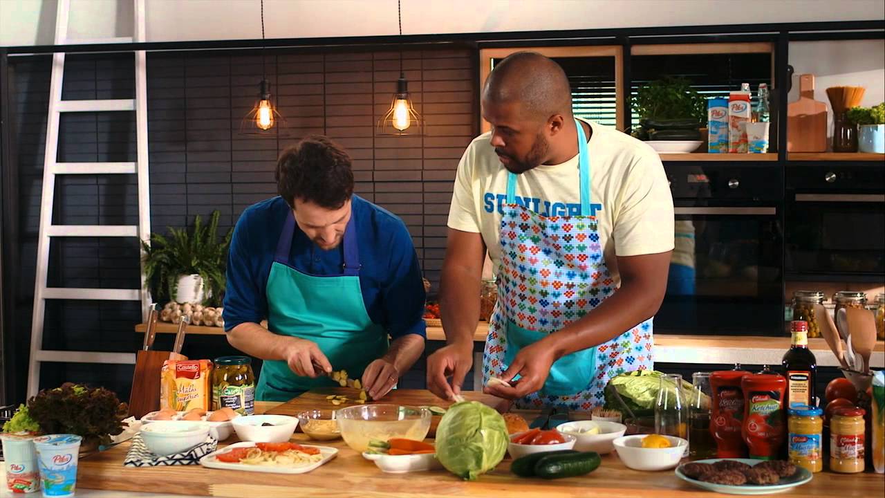 Hamburger cu cartofi prajiti • Bucataria Lidl cu Andrei si Cabral - YouTube