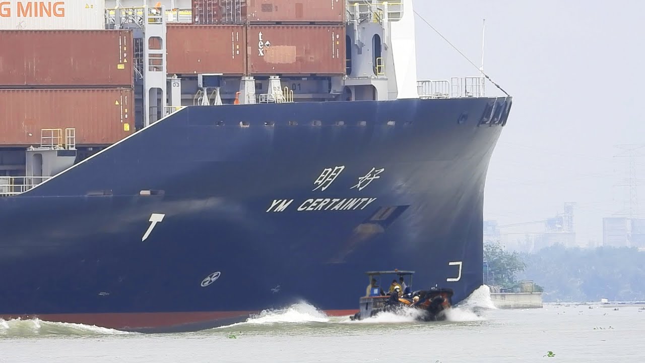 3000 TEU Container Ship Creates Waves, Speedy Wooden Boat | 4K ...