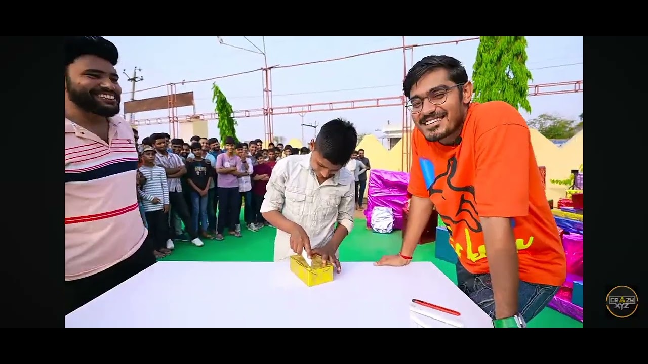 Amit bhai n diye 100 logo ko gift ( krazy xyz ) - YouTube