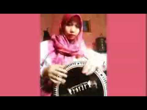 Cewek cantik main darbuka.