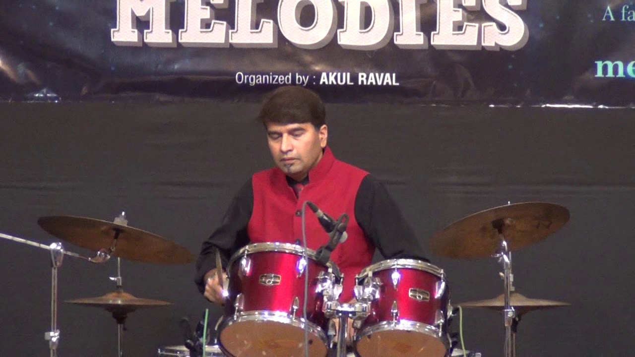 Keyaa Playing sholey title music on Keyboard - YouTube