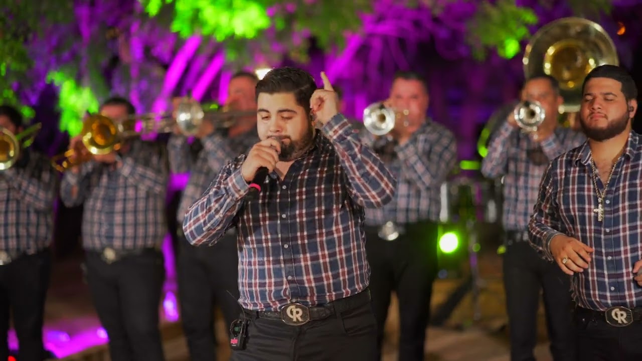 Le Hace Falta Un Beso (En Vivo ) - Banda Corona Del Rey - YouTube