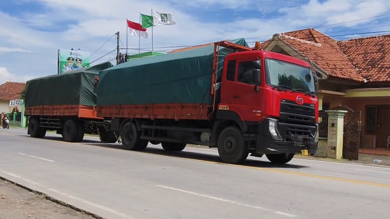 Konvoi Truk Kontainer Hino, Truk Gandeng Panjang UD Quester, Truk Tangki Trailer Panjang Hino ...