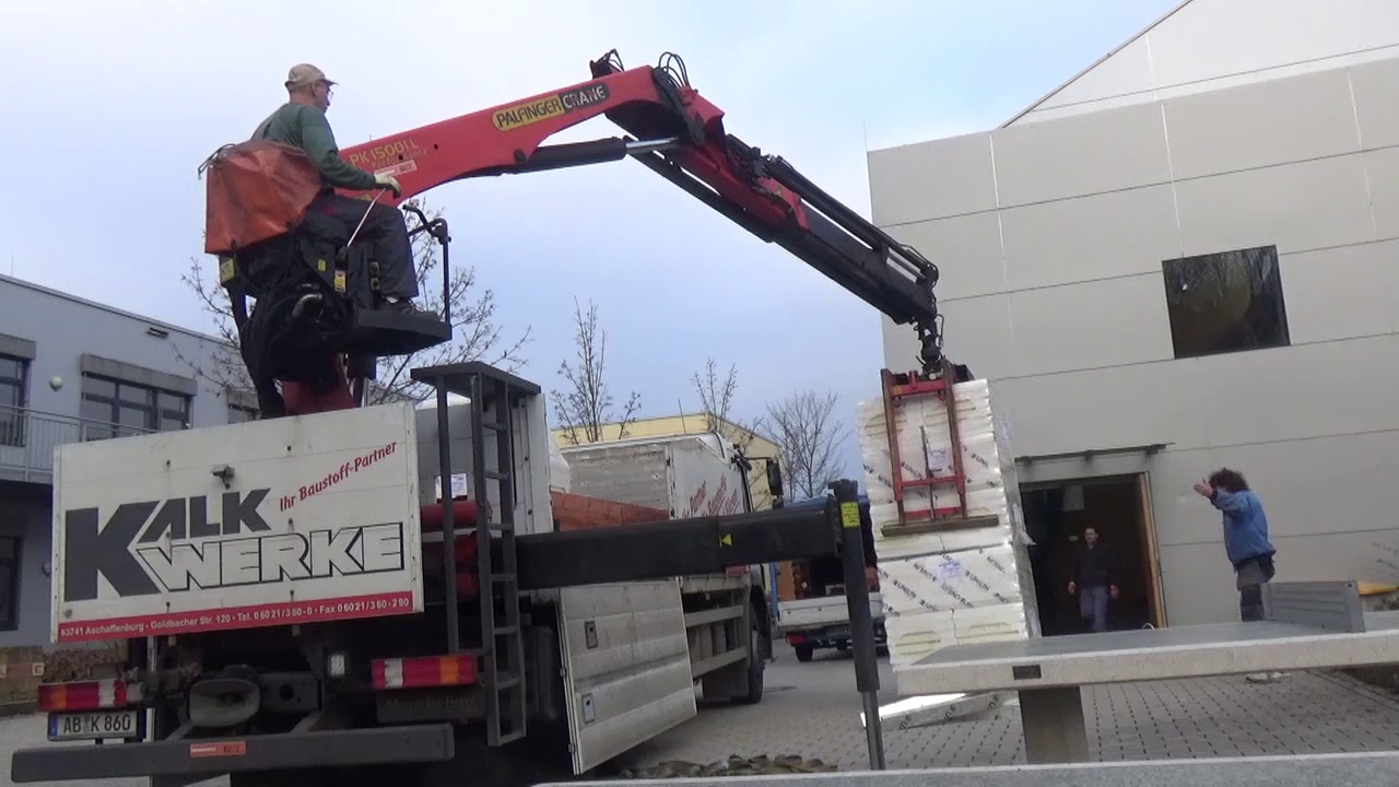 Abladen LKW Kran 5m langes Holz und 2.30m hohesStyropor ...