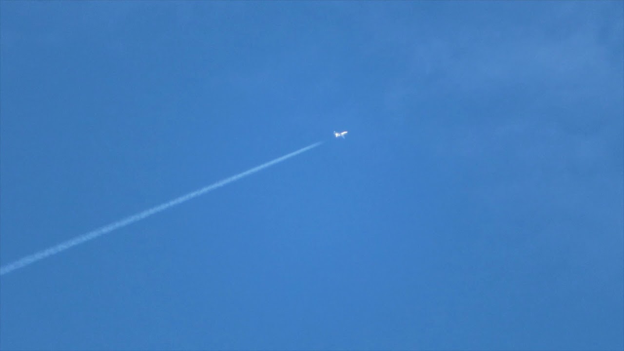 NetJets Aviation, Embraer Phenom 300 (E55P) at 40k feet - YouTube