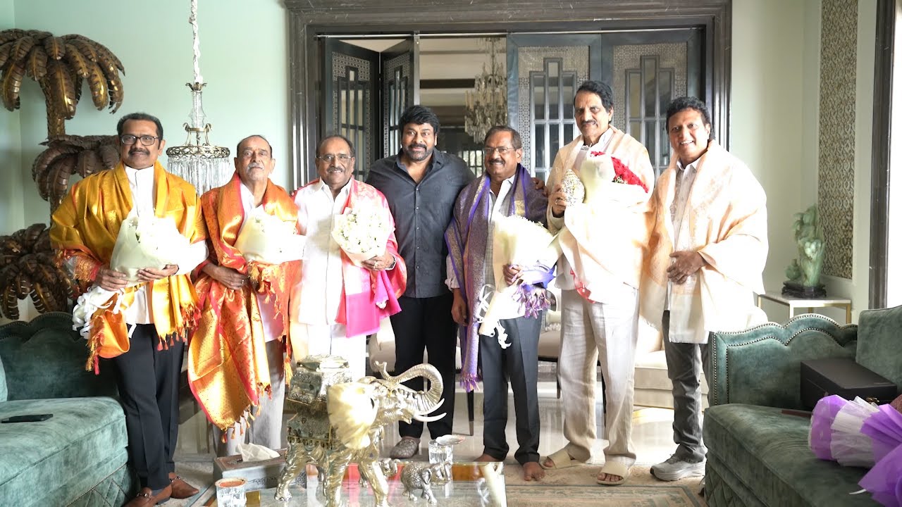 Megastar Chiranjeevi Hosted a Special Tribute For The Indra Movie Team ...