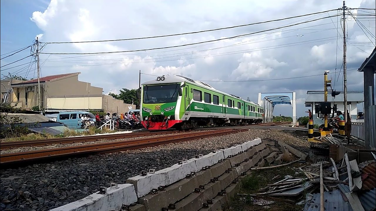 Kereta Api KLB Kp 10910 dan kp 12647 - YouTube