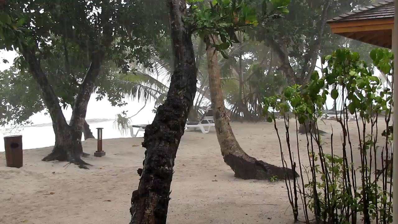 Vilamendhoo Rain- Maldives- Aprile 2011 Heavy Storm in Maldives - YouTube