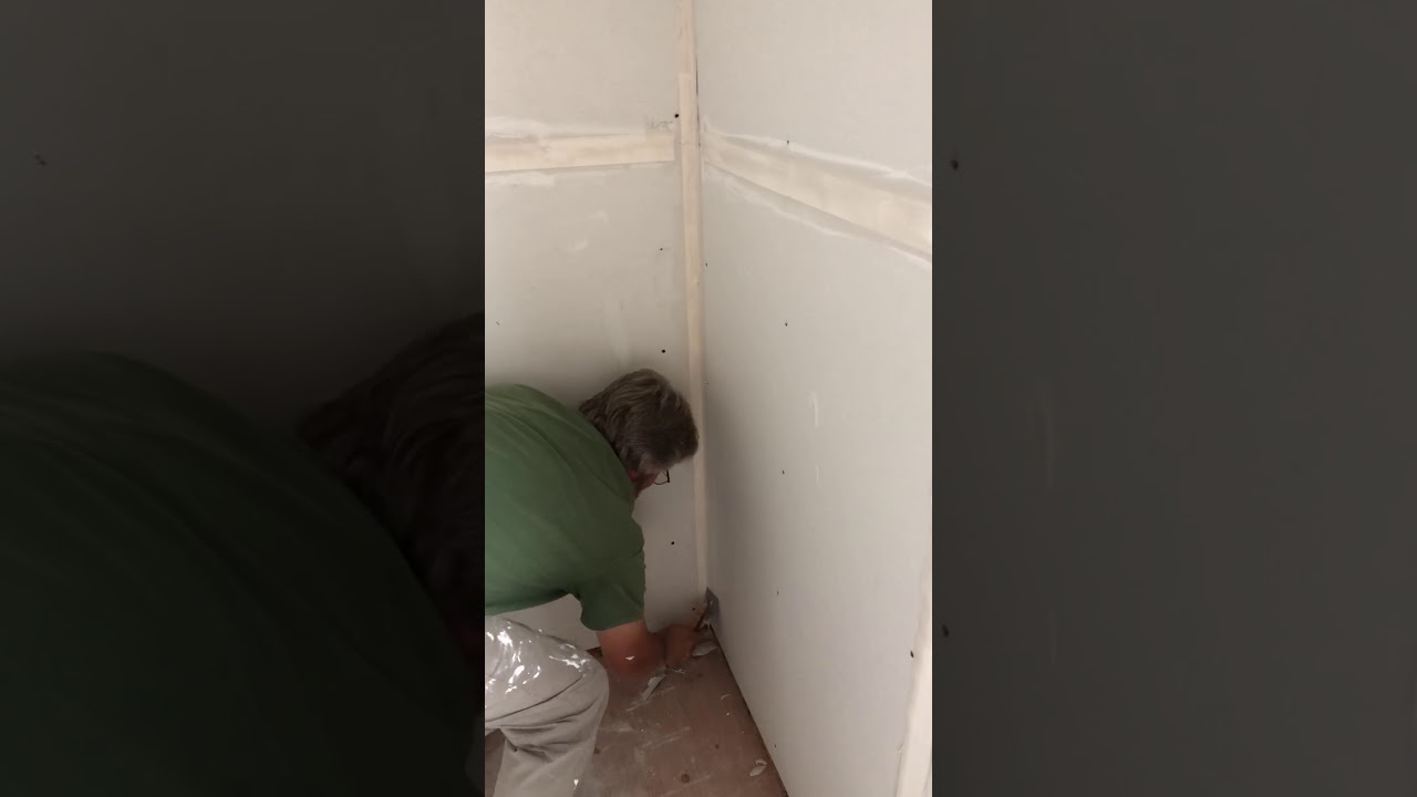 How to use a taping banjo when finishing drywall. - YouTube