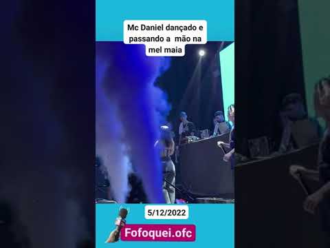 mc Daniel dança e passa a mão na Mel Maia