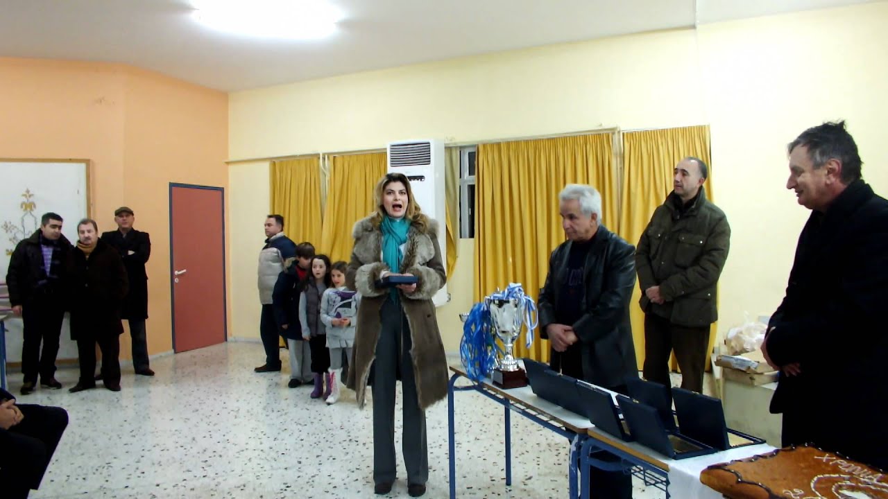 Η Ειρήνη Μαρουπα στην κοπή της πίτας του ΑΟ χαραυγη - YouTube