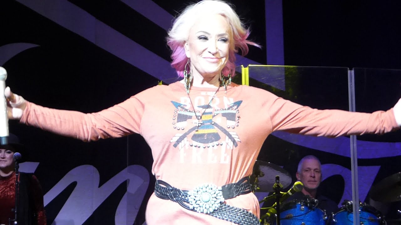 Tanya Tucker-Live-"Strong Enough to Bend" - YouTube