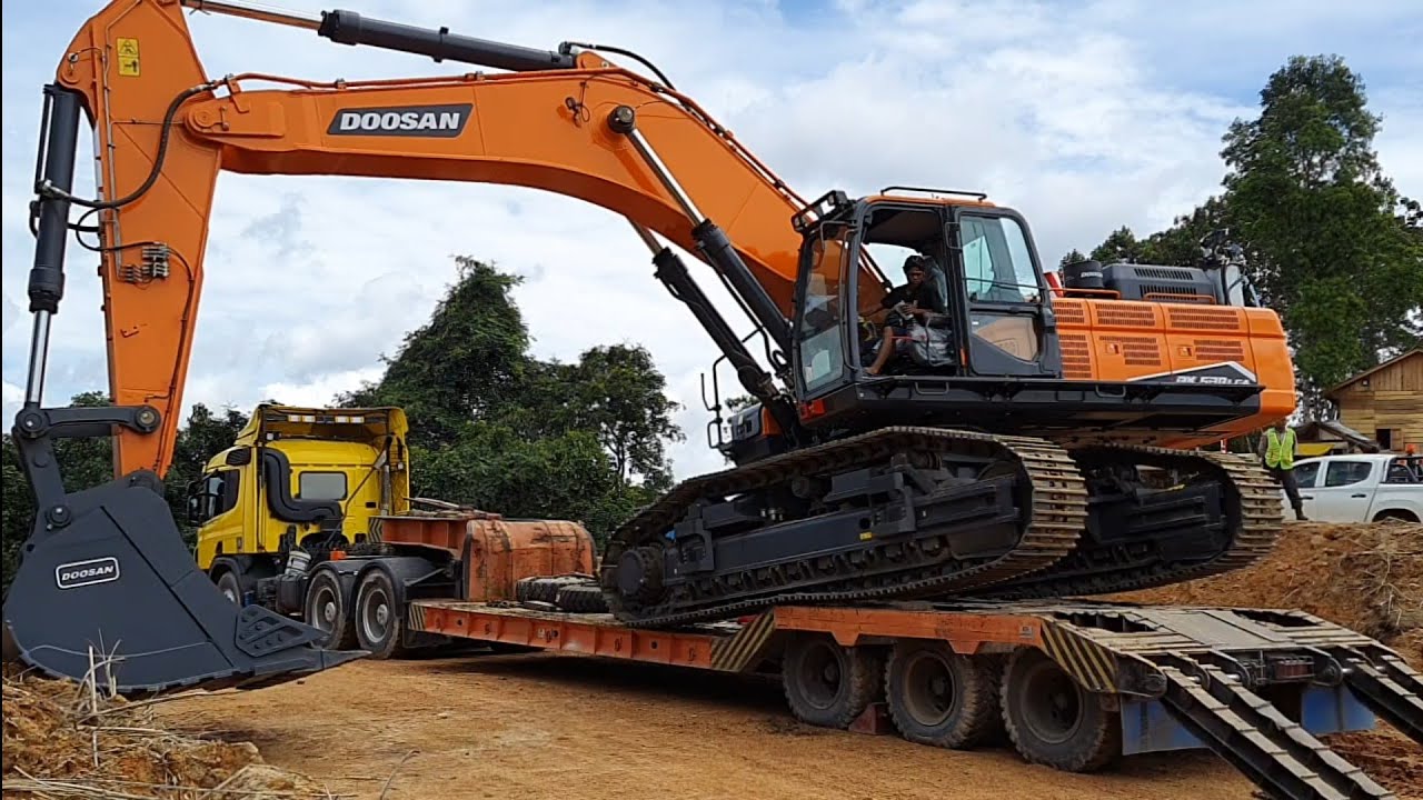 ternyata begini caranya menurunkan alat berat dari truk lowboy - YouTube