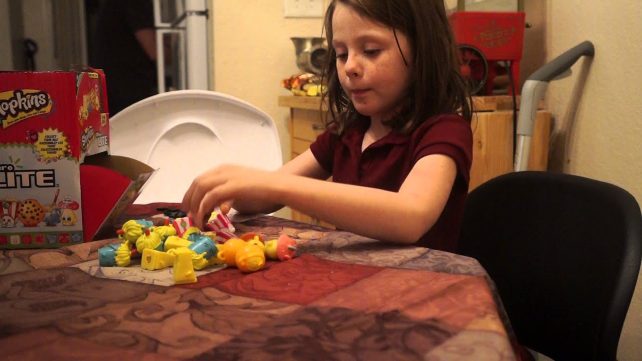 Riley Roo's first video opening up Shopkins Micro-lites!!! - YouTube