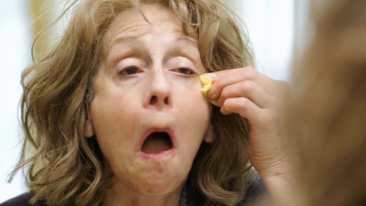 The woman applies urine to her face - YouTube