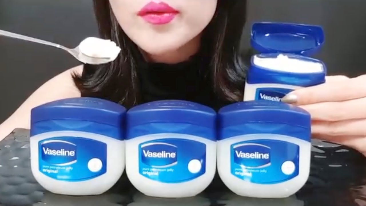 🧴 How MUKBANGERS stay MOISTURIZED 😱 - YouTube