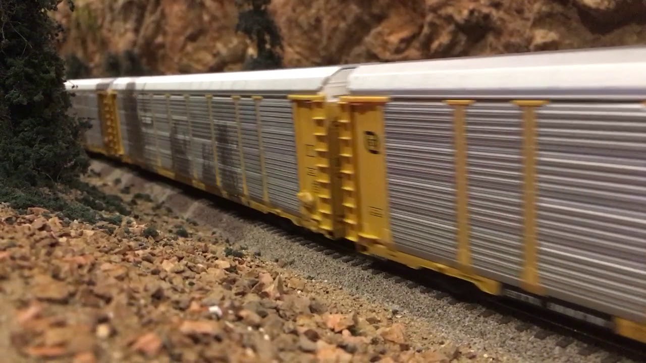 HO scale Union Pacific Autoracks train - YouTube