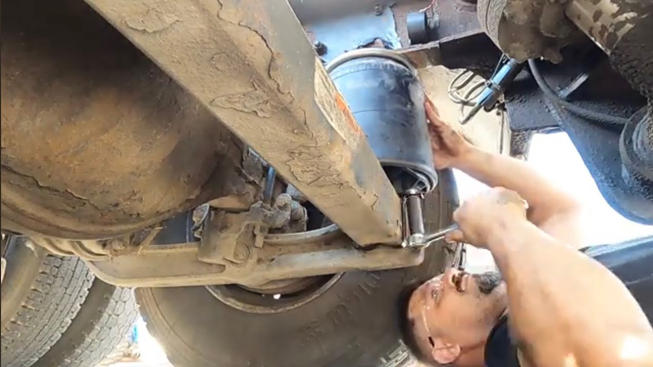Suspension airbag replacement | kenworth T880 - YouTube
