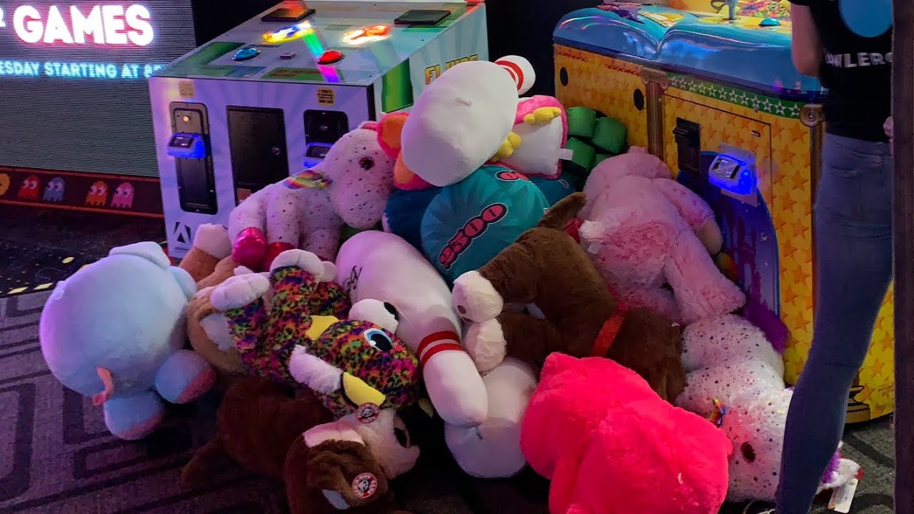 I WON ON THE GIANT CLAW MACHINE - YouTube