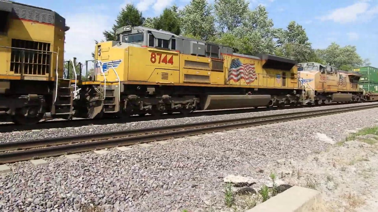 UP 8347 UP 8744 and UP 7666 lead a Z train west through La Fox IL - YouTube