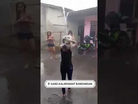 Viral CEWEK MANDI diluar rumah Bandungan basah | gang kali nyamat