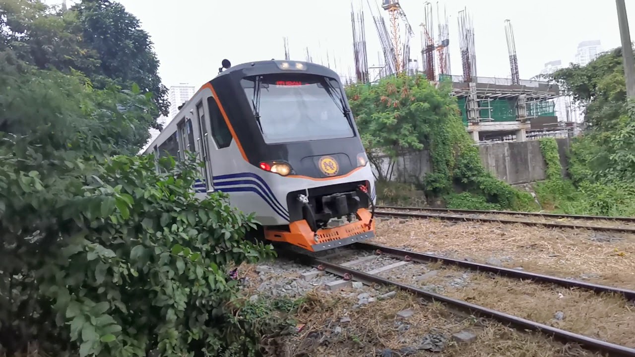 PNR INKA DMU passing Makati Diversion Channel Bridge - YouTube