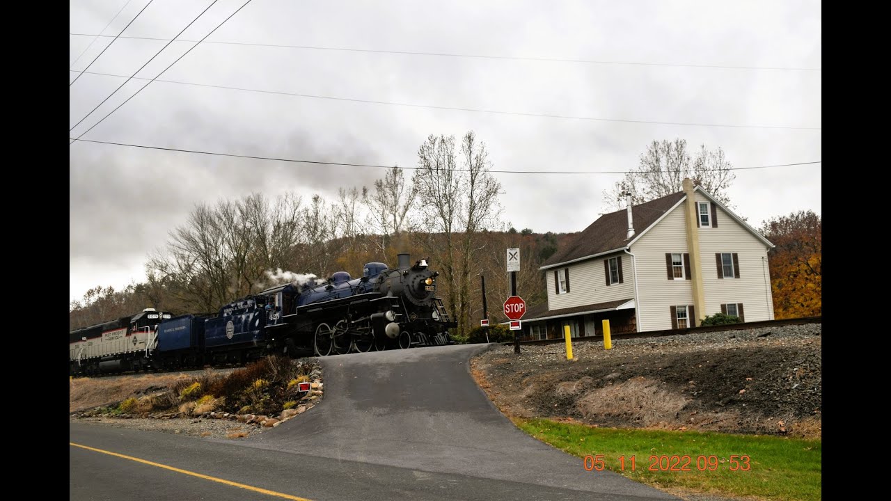Reading & northern Fall foliage with the RBMN 425 4-6-2 on it's last ...